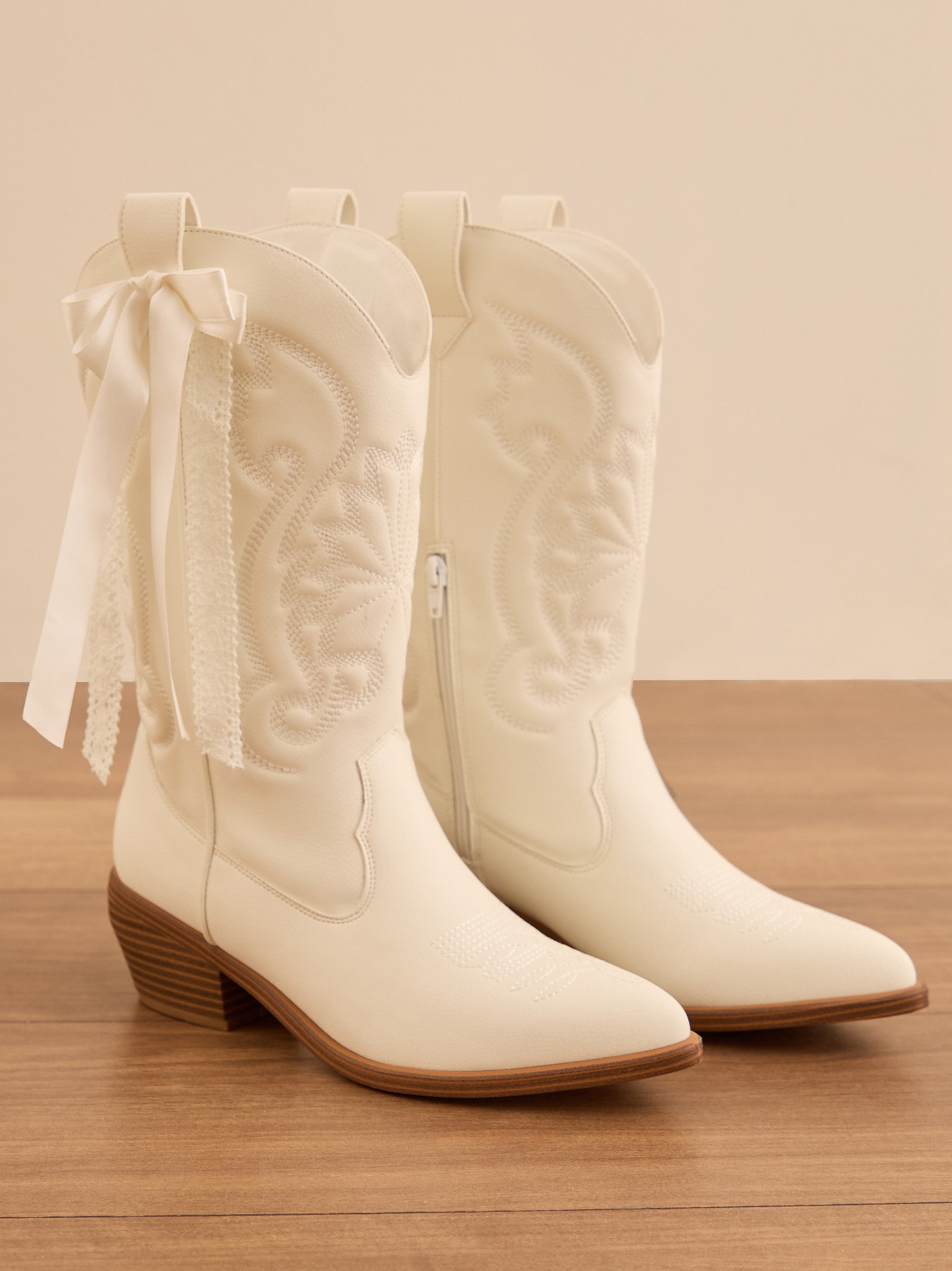 Altar D State White Boots